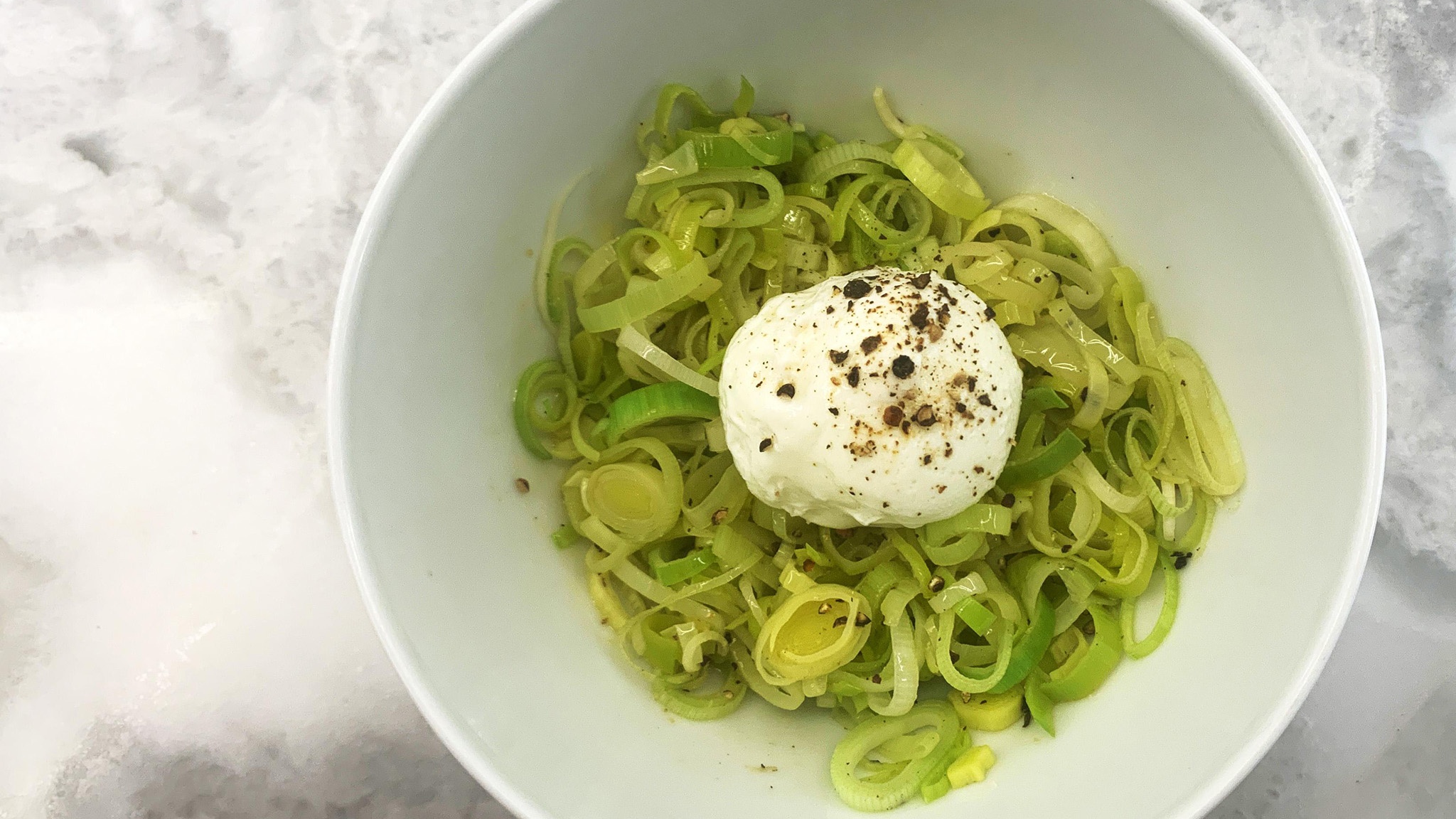 Poached Egg and Leek Vinaigrette Salad Recipe - Fresco