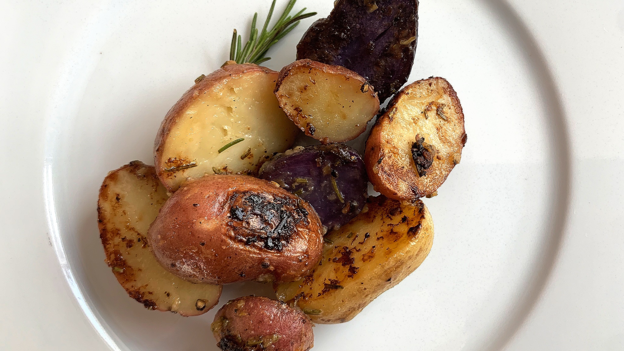 Magic Pot Holiday Roasted Rosemary Potatoes Recipe - Fresco